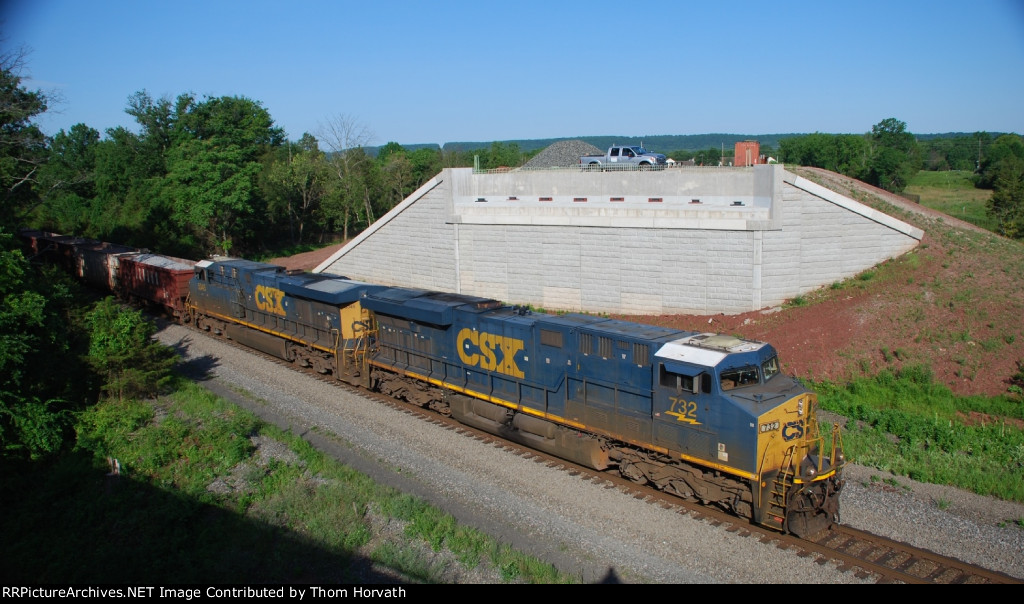 CSX W082-17 brings Herzog hoppers filled with ballast east